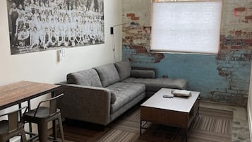 Quarto Individual, não fumadores, kitchenette | Sala de estar | Televisor LCD de 36 polegadas com canais por cabo