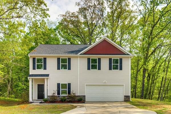 Stay & Play In Charlotte: Family Home W/ Deck - Charlotte