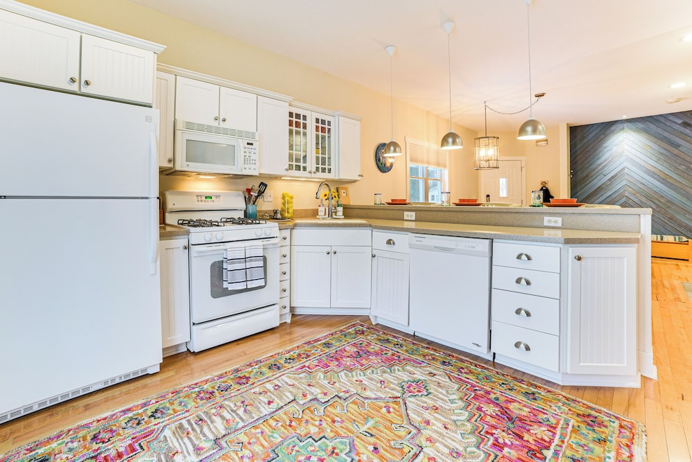 Hidden Gem: Steps To Lake Michigan & Downtown! - Charlevoix, MI