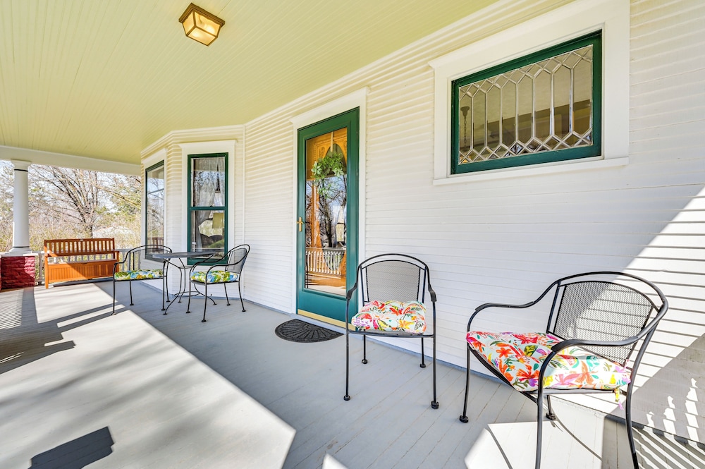 'Chestnut Hill' Vintage Farmhouse W/ Deck & Yard - Iowa