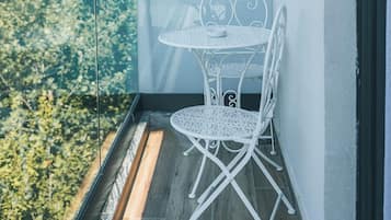 Quarto Duplo Comfort, 1 cama king-size, varanda, Vista para a cidade | Terraço/pátio interior