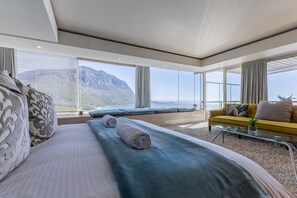 Suíte estúdio, 1 cama King, sacada, vista para o mar | Roupas de cama premium, frigobar, quartos à prova de som