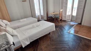 Quarto Twin Básico, casa de banho partilhada | Wi-fi grátis