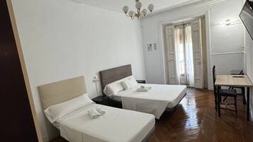 Quarto Twin Básico, casa de banho partilhada | Wi-fi grátis