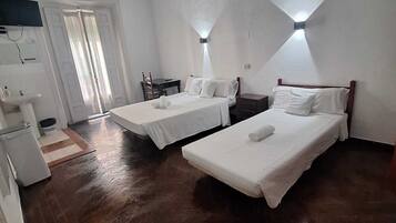 Quarto Twin Básico, casa de banho partilhada | Wi-fi grátis