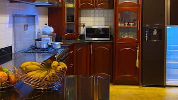 Suíte, sacada, vista para a colina | Cozinha privada | Geladeira grande, micro-ondas, fogão