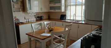 Quarto Deluxe, vista para o pátio | Cozinha privada