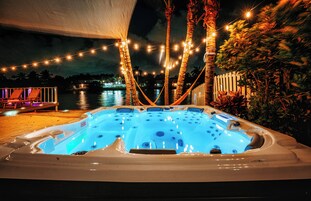 Casa luxo, 5 quartos, vista para a piscina | Banheira de hidromassagem particular
