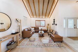 Casa Deluxe, 5 quartos, vista para a piscina | Sala de estar | Smart TV de 55 de polegadas com canais por cabo, lareira, Netflix 