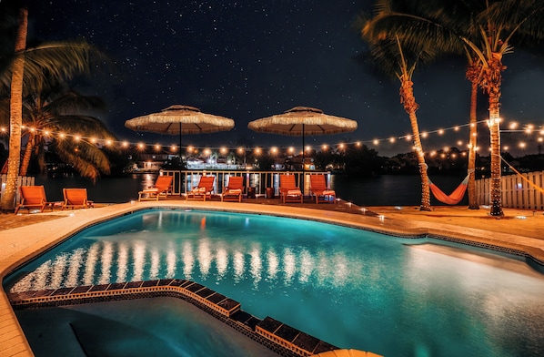 Piscina externa, espreguiçadeiras