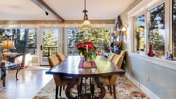 Casa, várias camas, banheira de hidromassagem grande, vista para a montanha (Carnelian Bay Getaway) | Restaurantes