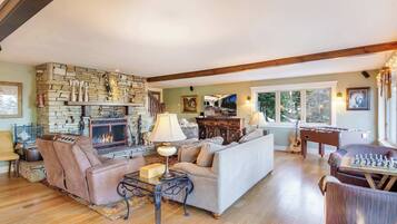 Casa, várias camas, banheira de hidromassagem grande, vista para a montanha (Carnelian Bay Getaway) | Sala de estar | Televisor de ecrã plano de 42 polegadas com canais digitais, lareira