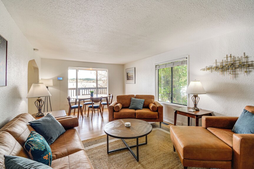 Walk To Beaches: Waterfront Home In Port Orchard! - Port Orchard, WA