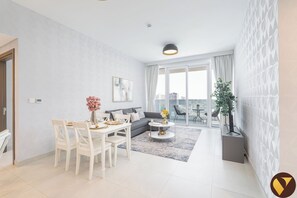 Apartamento de Luxo, Vista para a cidade | Sala de estar | Smart TV de 55 polegadas com canais por cabo 