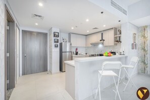 Apartamento de Luxo, Vista para a cidade | Cozinha privada | Um micro-ondas, um forno, uma placa de cozinha, uma cadeira de bebé 