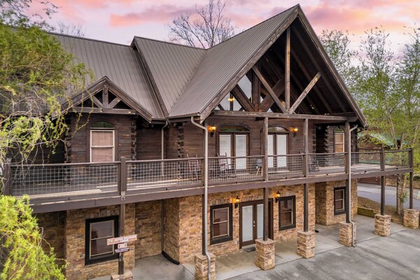 Luxury Cabin Sleeps 19 Game Room, Hot Tub Dollywood Alpine Mountain Lodge - Gatlinburg, TN
