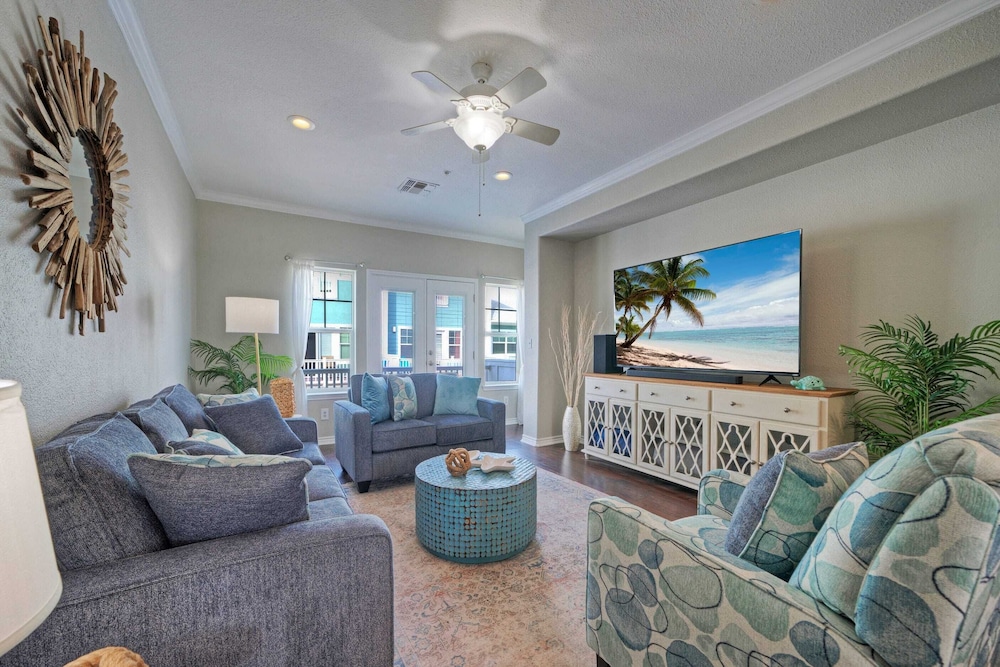 Stylish Condo W/ Pool & Spa Access, Wak To Beach Beach Breeze By Avantstay - Corpus Christi, TX
