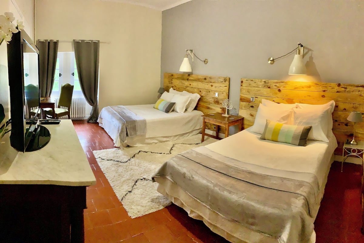 Quarto duplo família | 1 quarto, ferros/tábuas de passar roupa, Wi-Fi de cortesia