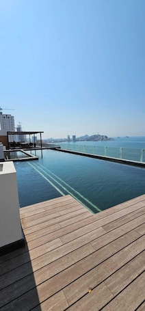 Piscina externa. Torre 5 Mazatlán Versace Style