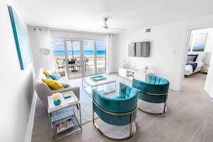 Condo superluxo, 3 quartos, vista para a praia, de frente para a praia | Sala de estar | Smart TV 55 polegadas com canais a cabo