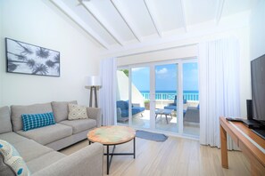Penthouse de Luxo, 3 quartos, em frente à praia | Sala | Smart TV de 55 polegadas com canais por cabo 