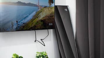 Apartamento Superior, 1 cama de casal e sofá-cama, aceitam-se animais de estimação | Sala de estar | Smart TV de 40 polegadas com canais digitais, Netflix