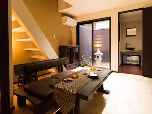 Apartamento | Sala de estar | Televisor LCD de 27 polegadas com canais digitais 