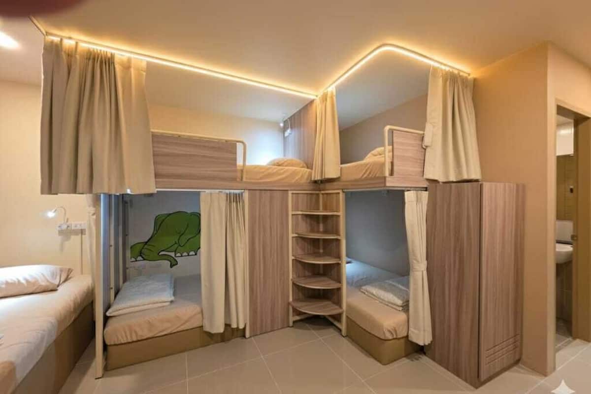Roupa hipoalergénica, cofre no quarto, com decoração personalizada