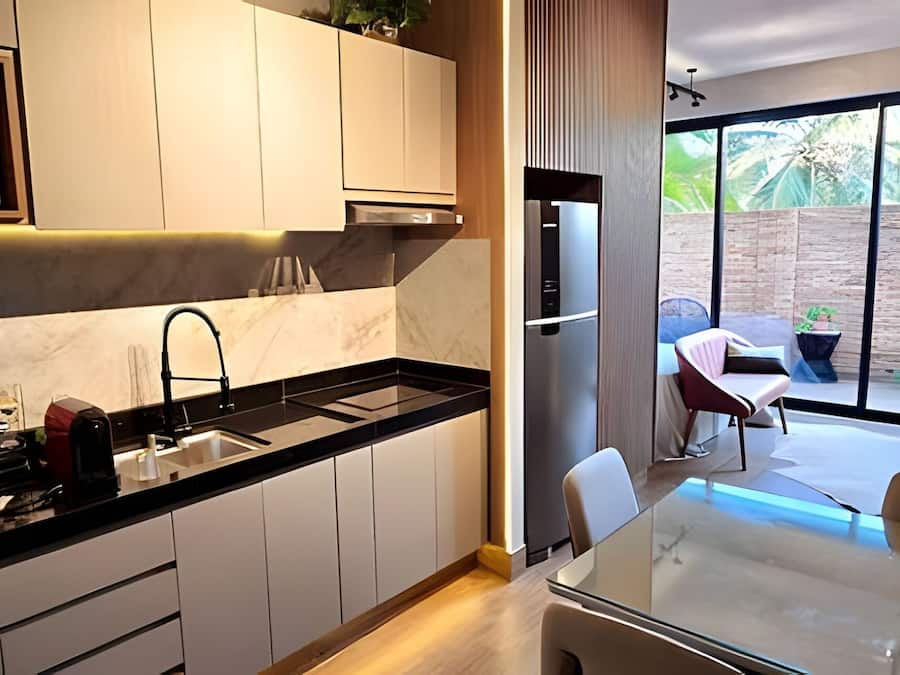 Apartamento básico | Cozinha privada | Geladeira, micro-ondas, cooktop, talheres/pratos/utensílios de cozinha