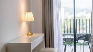 Apartamento luxo, sacada, vista para a cidade | Área de estar | TV de tela plana