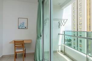 Apartamento standard, sacada, vista para a cidade | 1 quarto, escrivaninha, espaço de trabalho para notebook