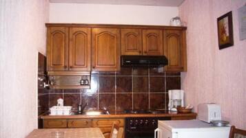 Apartamento (One-Bedroom Apartment With Garden Vie) | Cozinha privada | Um frigorífico