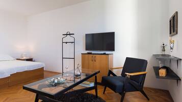 Apartamento (One Bedroom Apartment with Loggia and) | Sala de estar | TV de tela plana 32 polegadas com canais a cabo