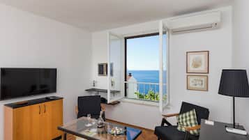 Apartamento (One Bedroom Apartment with Loggia and) | Sala de estar | TV de tela plana 32 polegadas com canais a cabo