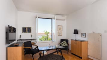 Apartamento (One Bedroom Apartment with Loggia and) | Sala de estar | TV de tela plana 32 polegadas com canais a cabo