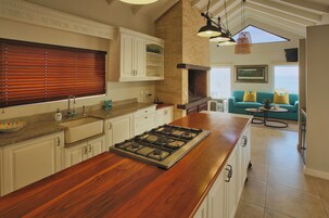 Casa Familiar, vista para a baía | Cozinha privada | Uma chaleira elétrica, mesas de jantar 