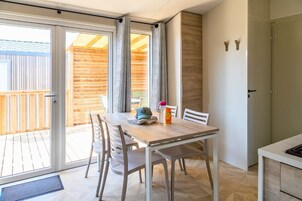 Casa Móvel Premium | Sala de estar | TV de ecrã plano, ténis de mesa