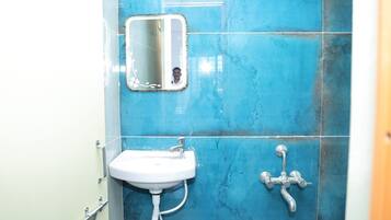 Quarto Duplo Deluxe, vista para a montanha | Casa de banho | Um polibã, artigos de higiene pessoal grátis, toalhas fornecidas, sabão