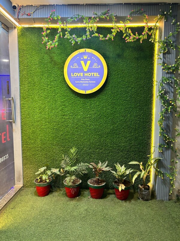V Love Hotel - Surat