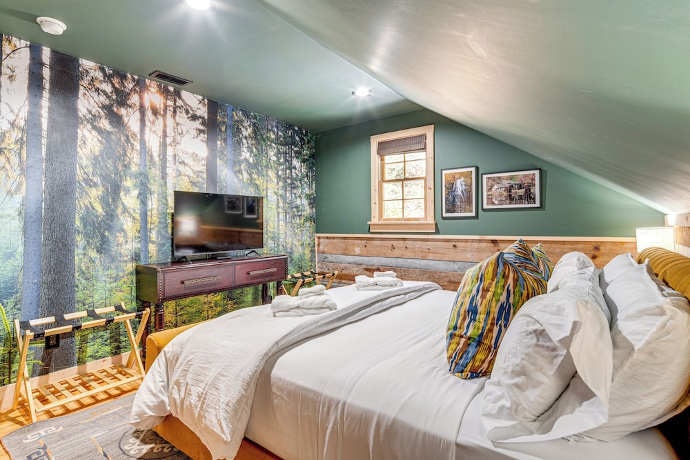 Hot Tub, Fire Pit & Creek Access: Whittier Cabin! - Cherokee, NC