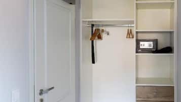 Cofres nos quartos, escrivaninha, espaço de trabalho para notebook