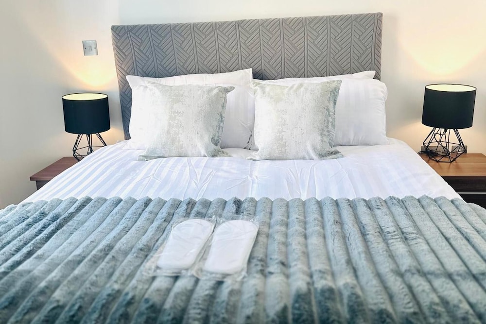 Riverview - Balcony - 4 Guests - Near Old Trafford - Manchester