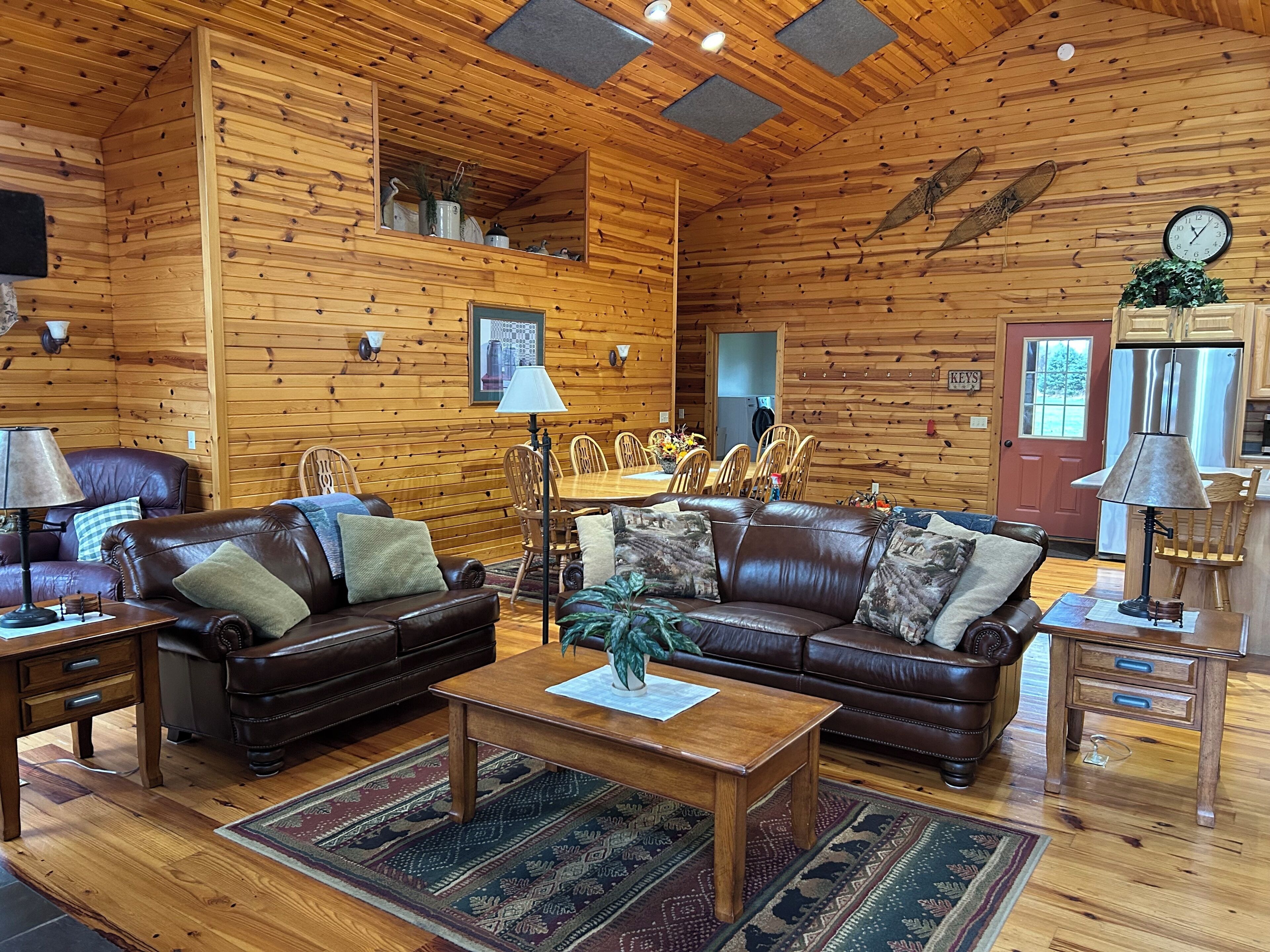 Riverbend Retreat Lodge With Fireplace, Hot Tub, Two Pools & Pickleball Ct. - Michigan