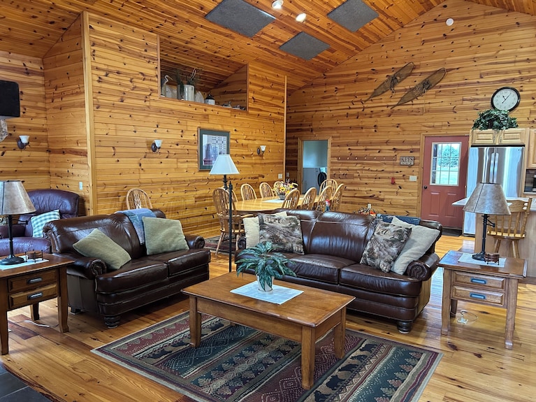 Riverbend Retreat Lodge With Fireplace, Hot Tub, Two Pools & Pickleball Ct. - Michigan