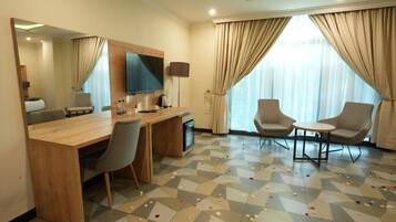 Quarto Comfort, varanda, Vista para a cidade | Sala de estar | Smart TV de 43 polegadas com canais digitais