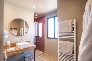 Quarto Comfort (Briqueterie Argile) | Casa de banho | Artigos de higiene pessoal grátis, um secador de cabelo, roupões 