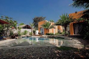 Piscina exterior, guarda-sóis, espreguiçadeiras