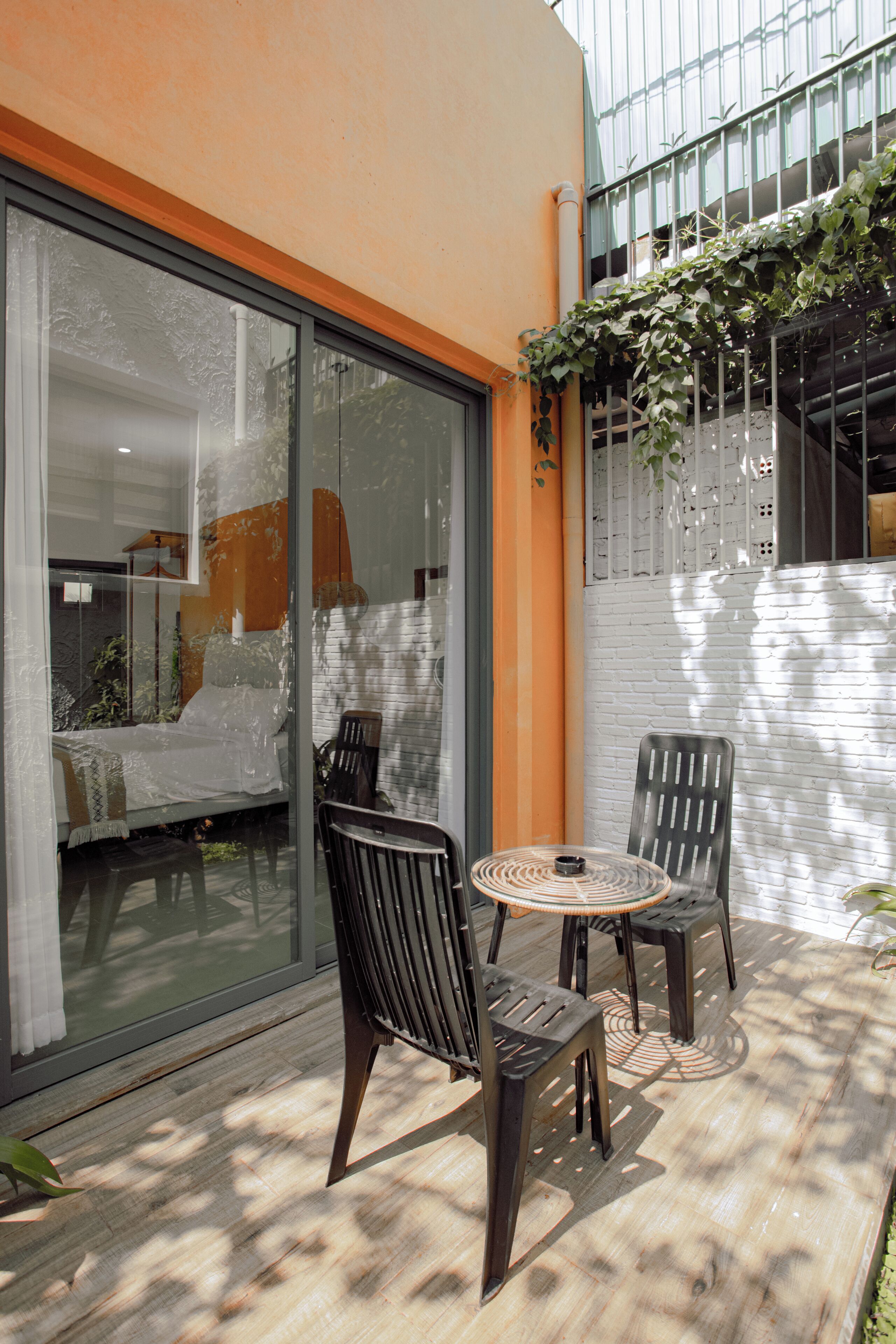 Suite-Estúdio Deluxe, vista para o jardim | Cofre no quarto, secretária 