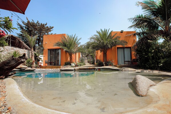 Piscina exterior, guarda-sóis, espreguiçadeiras