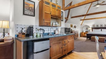 Suite, várias camas, vista para a montanha | Cozinha privada | Rolo de cozinha